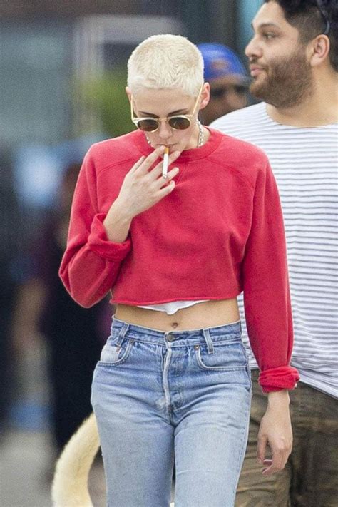 暮光之城女主與超模女友街頭遛彎兒，手牽手一臉幸福 每日頭條