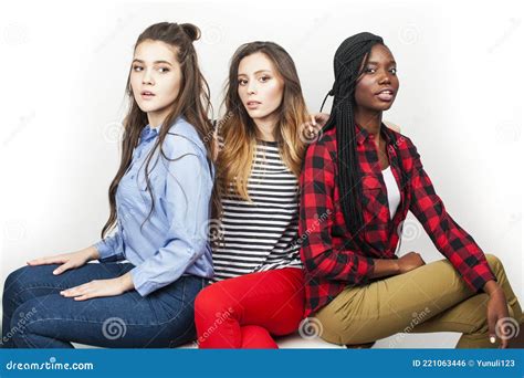 Diverso Grupo De Chicas De Varias Naciones Grupo De Amigas Adolescentes