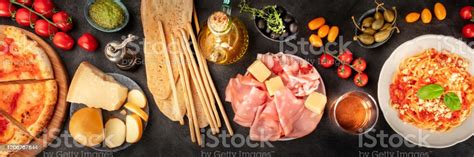 이탈리아 음식 파노라마 피자 파스타 치즈 햄 케이퍼 와인 토마토 검은 배경에 상단에서 촬영 와인에 대한 스톡 사진 및 기타 이미지 Istock