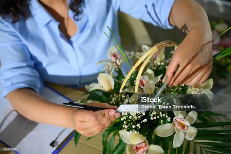 Toko Bunga Membuat Karangan Bunga Pernikahan Dari Anggrek Meletakkan Kartu Ucapan Di Dalam