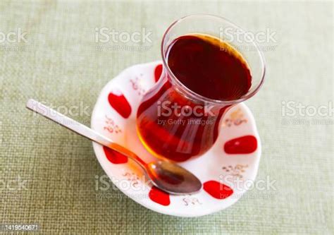 접시에 제공되는 뜨거운 홍차의 유리 컵 터키 전통 뜨거운 음료 0명에 대한 스톡 사진 및 기타 이미지 0명 건강한 식생활