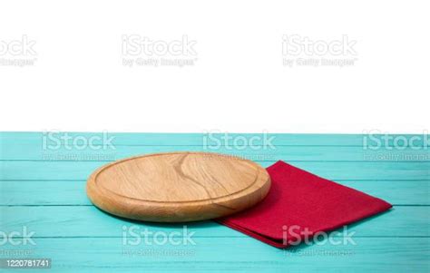 흰색 배경에 고립 된 파란색 나무 테이블에 둥근 나무 피자 도마와 빨간 식탁보 상단보기 및 복사 공간 음식 장소와 빈 및 템플릿