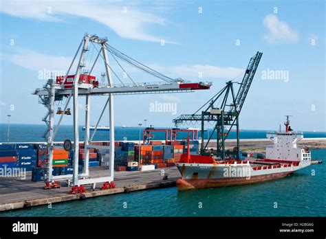 Kleines Containerschiff Fotos Und Bildmaterial In Hoher Auflösung Alamy