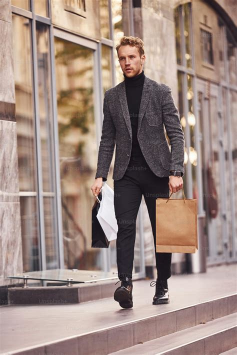 Hombre En Ropa Formal Elegante Y Con Paquetes De Compras Está Afuera