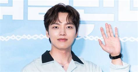 포토 여진구 얼굴에서 점점 더 빛이나네