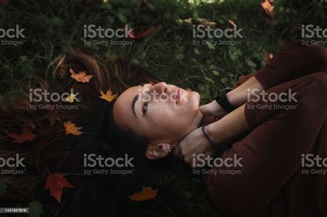 화려한 단풍잎이 있는 가을 숲의 땅에 누워 있는 슬픈 아름다운 젊은 여성의 초상화 컨셉 블루 먼데이 여자에 대한 스톡 사진 및
