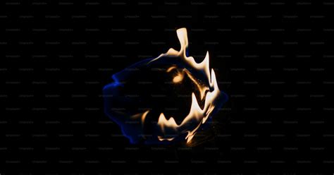 중간에 파란색 불꽃이 있는 검은색 배경 사진 Unsplash의 배경 이미지