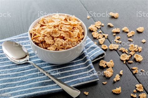 아침 식사 테이블 음식 및 음료에 우유와 함께 건강 한 콘플레이크 밀에 대한 스톡 사진 및 기타 이미지 밀 0명 개념 Istock
