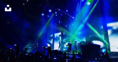 무대 위에 서 있는 한 무리의 사람들 사진 Unsplash의 무료 리스보아 이미지