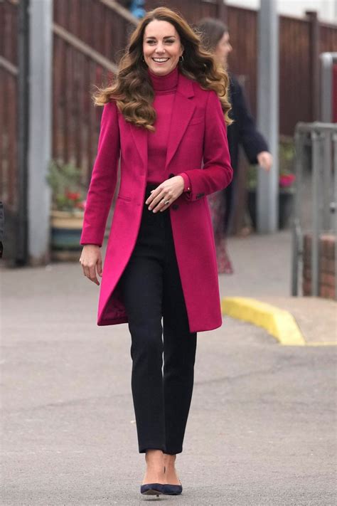 Kate Middleton 凱特王妃參觀英國中學，完美展示粉紅優雅造型 Vogue Hong Kong