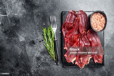 터키 얇게 썬 파스타 라미 대리석 보드에 향신료가있는 말린 쇠고기 고기 검은 배경 상단 보기 공간 복사 0명에 대한 스톡 사진