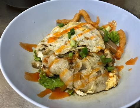 12 ร้านก๋วยเตี๋ยวคั่วไก่เจ้าดัง เส้นหนึบ ไก่นุ่ม หอมกลิ่นกระทะ