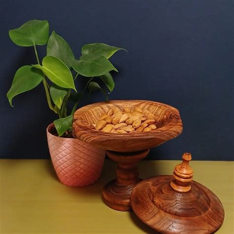 خرید و قیمت شکلات خوری چوبی پایه خراطی و در دار از غرفه صنایع چوبی نیوا