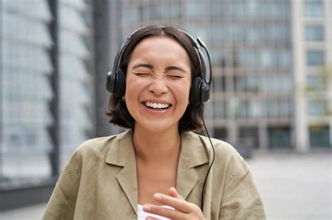 Chica Asiática Despreocupada Riendo Y Sonriendo Usando Audífonos Y