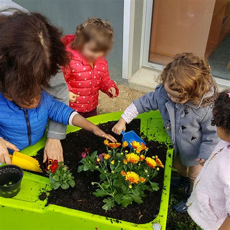 Jardin pédagogique automne à la crèche Pollux de Daveil