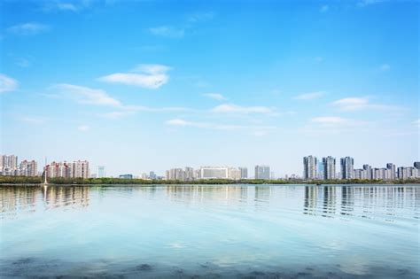 Cidade refletida em um lago Foto Grátis
