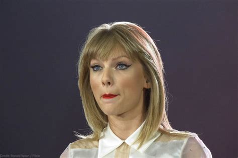 Taylor Swift Forehead