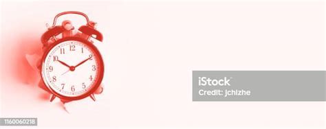 트렌디 한 산호 색 배경의 구멍을 통해 검은 알람 시계를 들고 손 경고 개념을 깨우습니다 아침 루틴 복사 공간이 있는 배너 파스텔에 대한 스톡 사진 및 기타 이미지 Istock