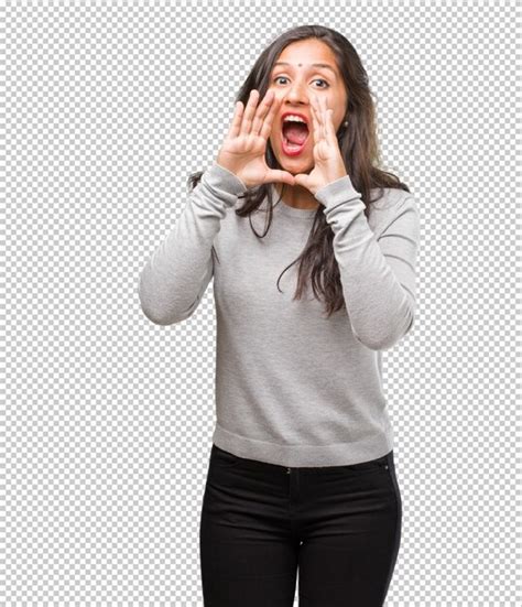 Retrato De Joven India Gritando Feliz Sorprendida Por Una Oferta O Una