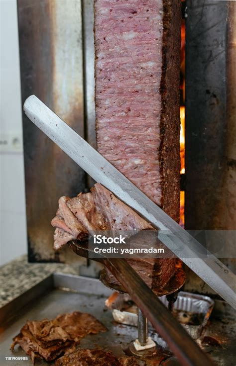 전통적인 터키 도너 케밥 고기 도너 나이프 도너 샤와르마 또는 자이로로 절단 요리사 건강에 좋지 않은 음식에 대한 스톡 사진 및 기타 이미지 건강에 좋지 않은 음식
