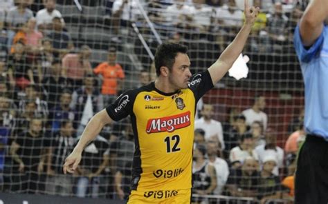 Ex jogador de Futsal Falcão rebate ministra Ana Moser sobre eSports e