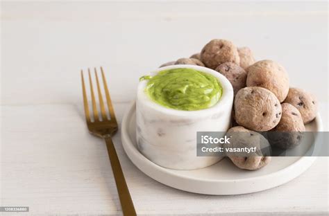 파파스 아루가다스를 나무 테이블에 얹는다 복사 공간이있는 전형적인 카나리아 제도 접시 L 배경 파파스 아루가다스에 대한 스톡