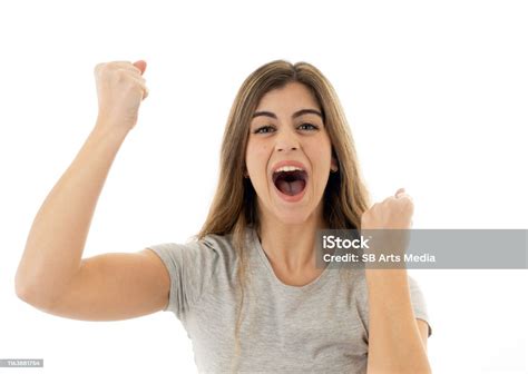 복권당첨또는 얼굴 표정 인간의 감정과 축하에 놀라움과 행복한 얼굴과 제스처와 큰 성공을 가진 아름다운 충격 여성의 초상화 흰색에 격리 감정에 대한 스톡 사진 및 기타 이미지