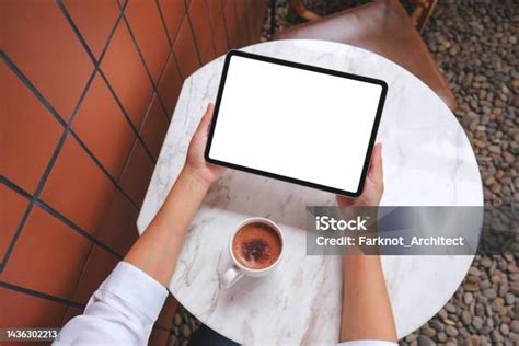 카페에서 빈 흰색 데스크톱 화면으로 디지털 태블릿을 들고있는 여성의 최고 보기 모형 이미지 35 39세에 대한 스톡 사진 및 기타 이미지 35 39세 가정 생활 공란
