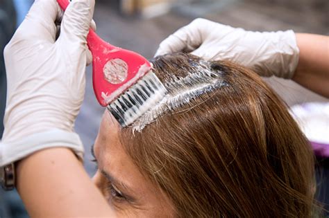 컬러 브러시와 고무 장갑머리 색깔을 적용하는 전문 미용사 2명에 대한 스톡 사진 및 기타 이미지 2명 고객 금발 머리 Istock