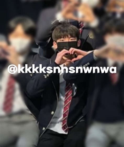 李多乙 香港首站🇭🇰 Closed 李多乙的舊照pt2‼‼️‼️ 中學時期的小多乙很可愛！ 最後一張是賣襪子的廣告嗎😂😂😂 Cr