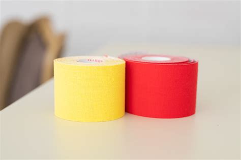 파스텔 배경에 다른 색상의 Kinesio 테이프로 설정합니다 운동학 물리 치료 재활 개념 0명에 대한 스톡 사진 및 기타 이미지 Istock