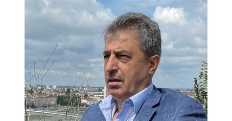 Цветан Василев подал лично молба за нови документи в посолството ни в