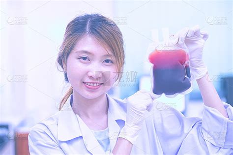 亚洲女科学家与血液分析设备工作