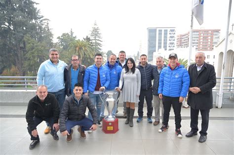 Gobernadora saludó al club de fútbol amateur Seminario de Talca tras