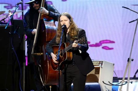 Billy Strings Announces His Moms Death At Emotional Kentucky Concert