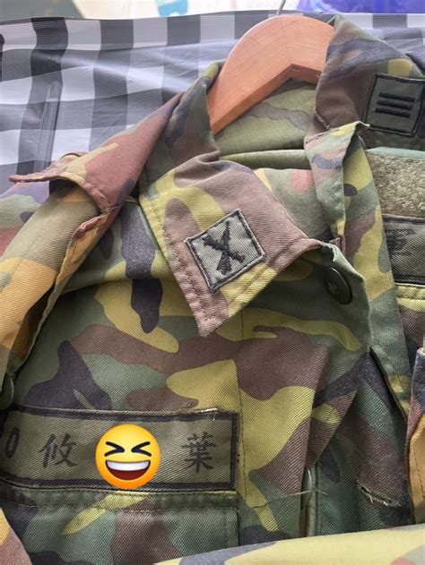 某退伍十幾年弟兄傳照片給我 說他衣櫃找到的 殺小 雖然我們所有當兵弟兄長官感情都很好 也不用幹當初某任連長的衣服當