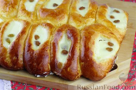 Рецепт Отрывной пирог с творогом изюмом курагой и сметанным кремом