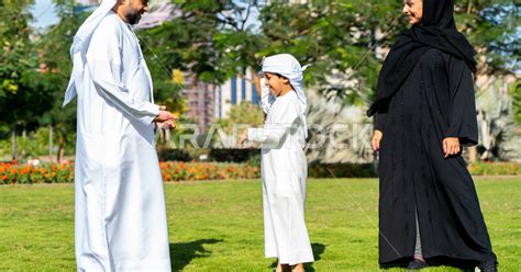عائله عربيه إماراتية خليجيه مكونه من ثلاث أفراد قضاء وقت ممتع في