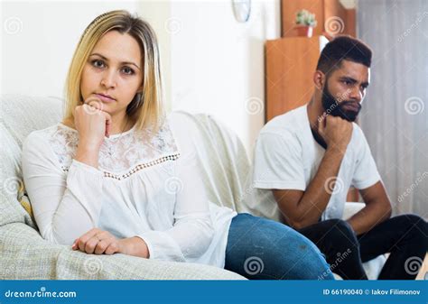 Beleidigter Schwarzer Kerl Der Schlechten Kampf Mit Freundin Und Dem Schreien Hat Stockfoto