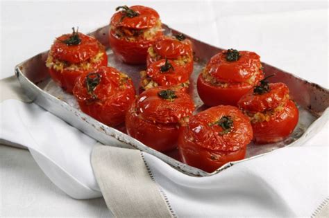 Tomates Recheados Com Arroz E Crocantinho De Pão Paladar Estadão