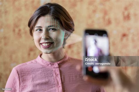 젊은 여성을 촬영하는 동안 작동하는 얼굴 인식 소프트웨어 3d 스캔에 대한 스톡 사진 및 기타 이미지 3d 스캔 3차원 형태 감지기 Istock