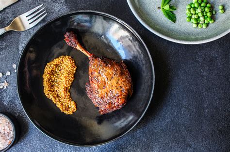 오리 다리 Confit 고기 부분 준비 식품 메뉴 컨셉 서빙 크기 음식 배경 상단 보기 복사 공간 메뉴 Brasserie에 대한