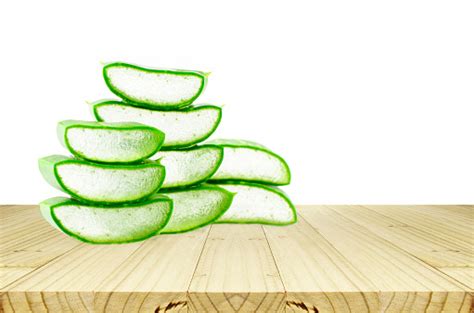 제품 디스플레이 대 한 흰색 배경 가진 나무 선반에 알로에 베라 잎을 잘라 가시에 대한 스톡 사진 및 기타 이미지 가시 건강관리와 의술 건강한 생활방식 Istock