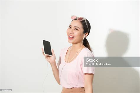 헤드폰 및 춤 흰색 배경에 고립에서 음악을 듣고 행복 한 여자의 초상화 노래에 대한 스톡 사진 및 기타 이미지 노래 듣기