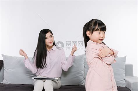 母亲教育女儿高清图片下载 正版图片500775546 摄图网