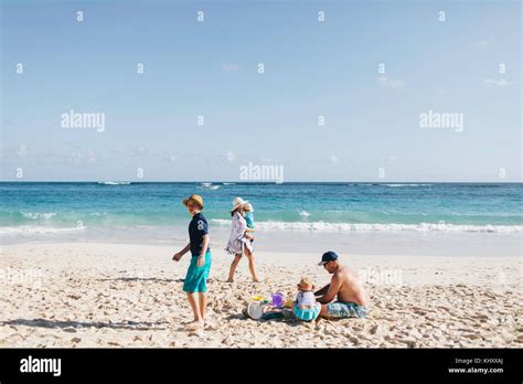 Familie Am Strand Zusammen Stockfotografie Alamy