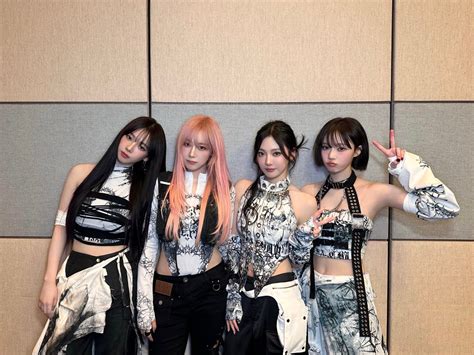 Aespa Community Post 빨리 컴백하세요 언니들 의상이 너무 예뻐요