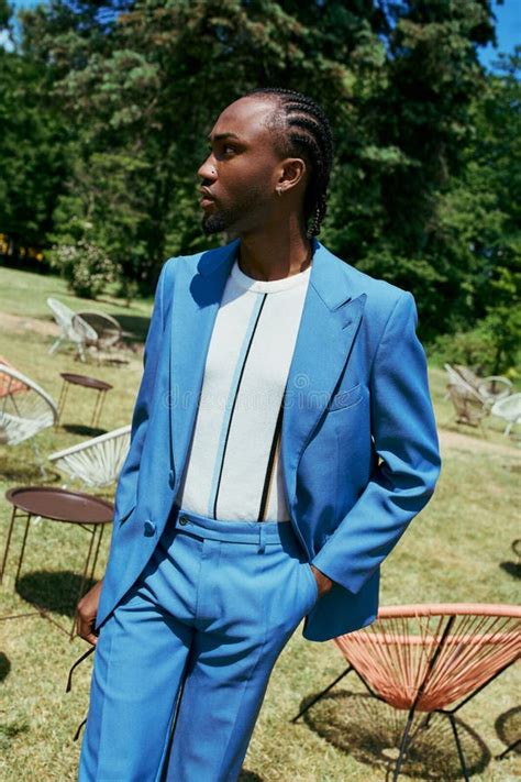 Un Hombre Con Traje Azul Imagen De Archivo Imagen De Cubo 323810393