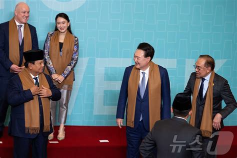 Apec 정상들과 대화 나누는 윤석열 대통령 뉴스1