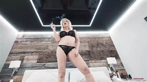 सुनहरे बालों वाली चोदने लायक कमीनी Bianca Fitcougar धूम्रपान देखने का